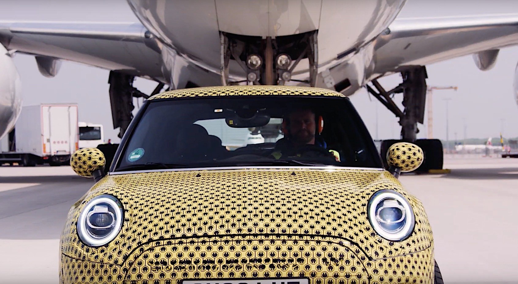 MINI Cooper SE Pamer Kekuatan, Sanggup Tarik Pesawat Boeing 777F ...